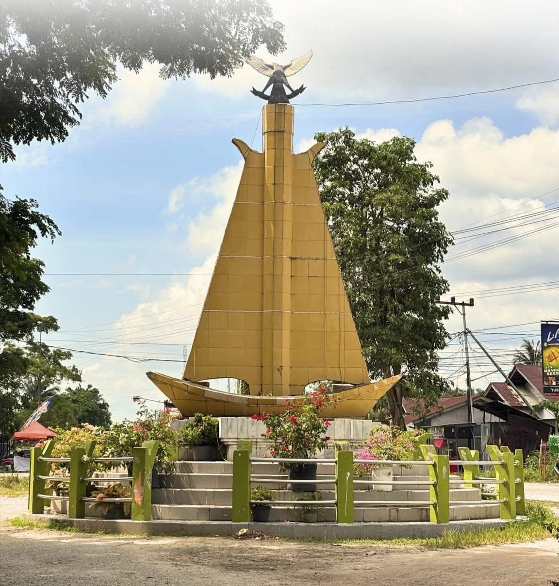 Tugu Perahu Mundam: Jejak Sejarah, Simbol Identitas, dan Tantangan Masa ...